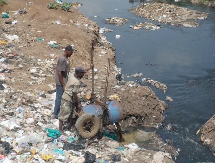 Abuja residents raise alarm over dump sites on water sources ...